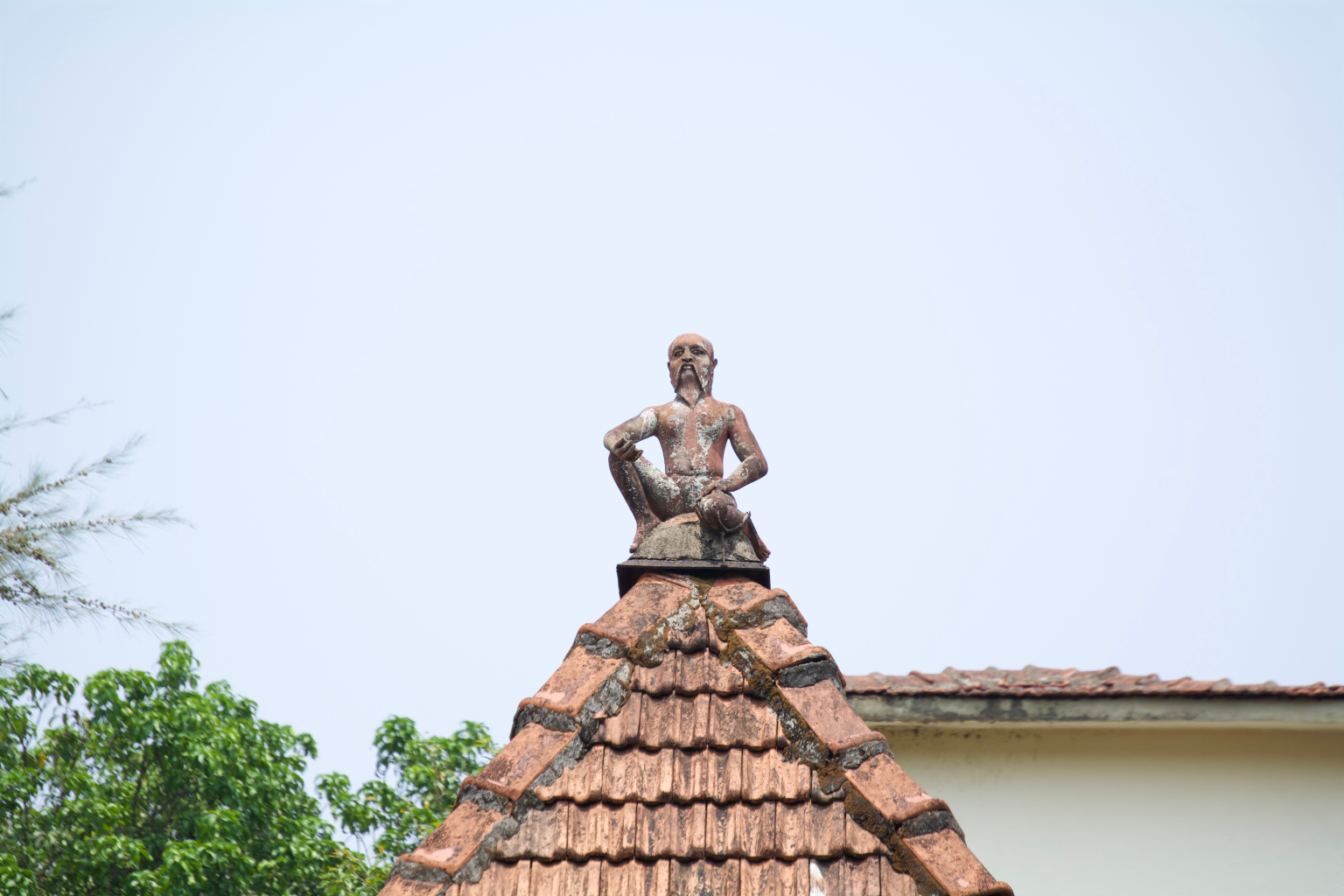 The Tiny Terracotta Statues on Roofs in Goa - Paper Planes