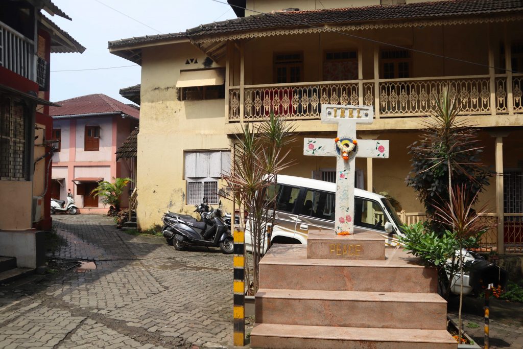 The Crosses, Grottos and Oratories around Bandra, Mumbai - Paper Planes